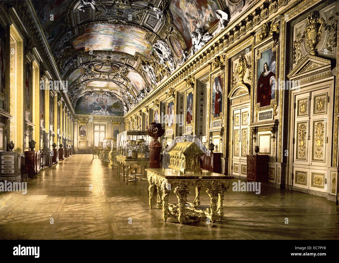 Der Louvre; eine Galerie im Louvre; Paris; Frankreich] Stockfotografie ...