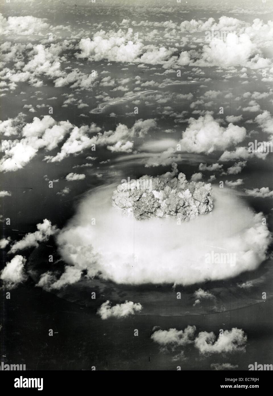 Atompilz mit Schiffen unter während Operation Crossroads Kernwaffen ...