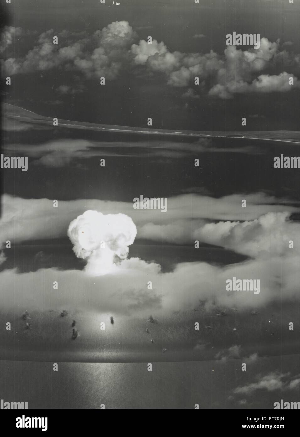 Atompilz mit Schiffen unter während Operation Crossroads Kernwaffen ...
