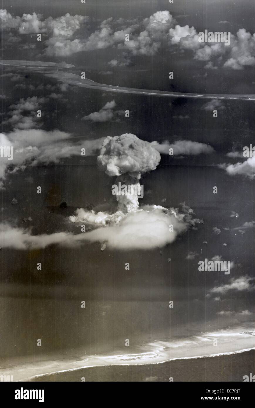 Atompilz mit Schiffen unter während Operation Crossroads Kernwaffen ...