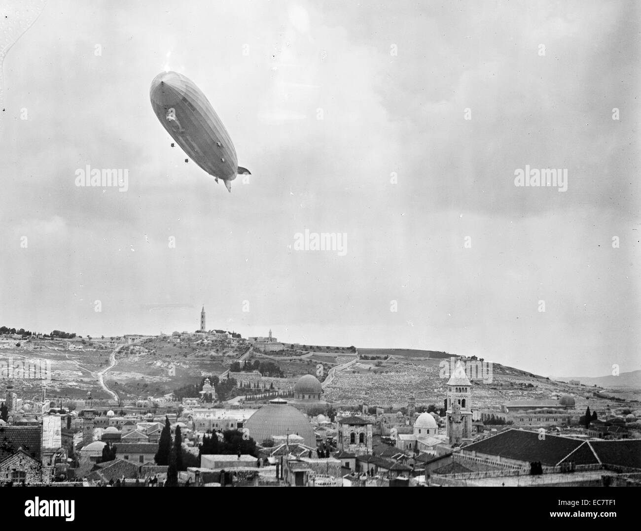 Das Bild zeigt ein Deutscher Zeppelin Flugzeug über Jerusalem fliegen ...