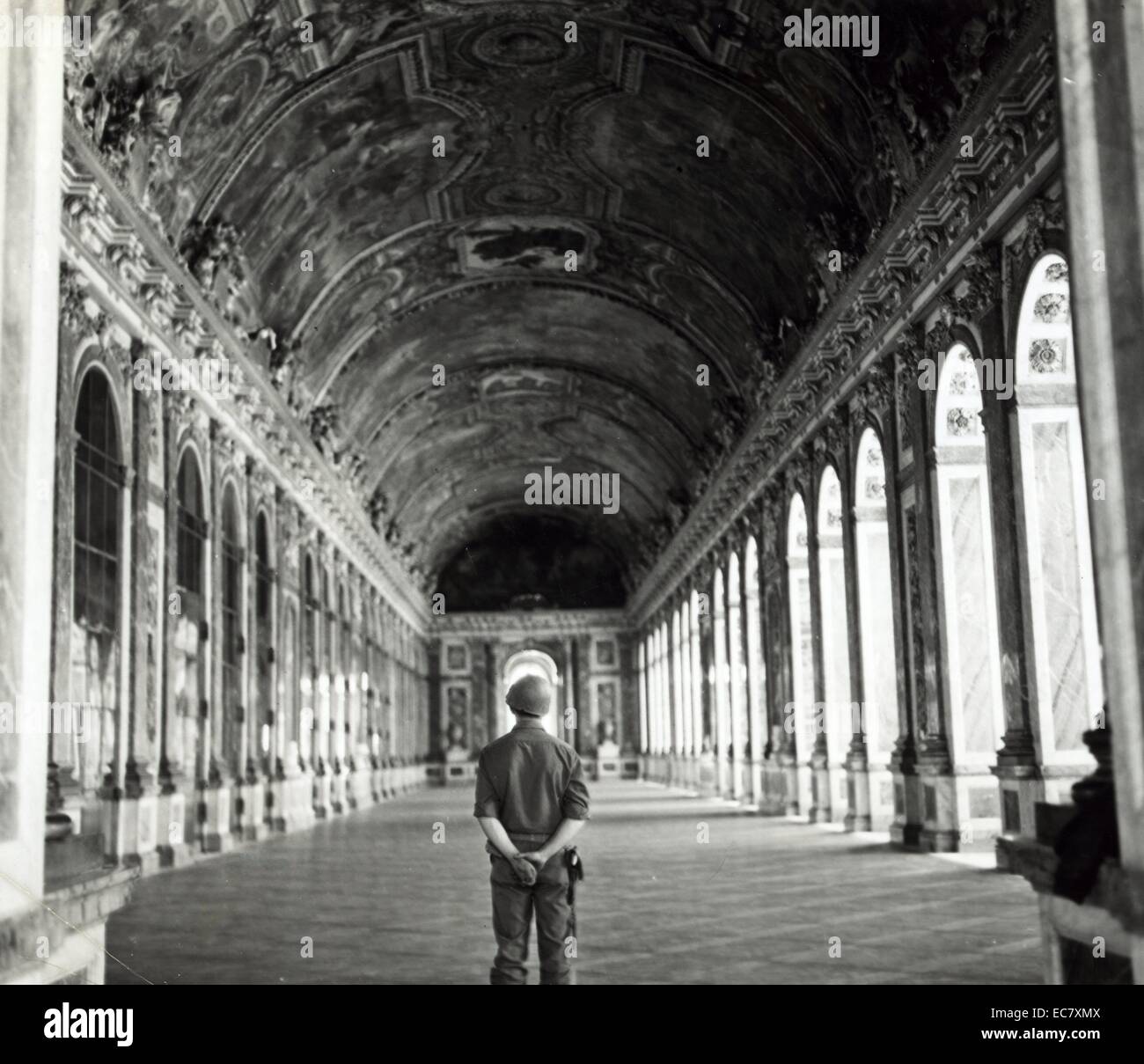 Amerikanischer Soldat Versailles Stand in der Halle der Spiegel 1944 ...