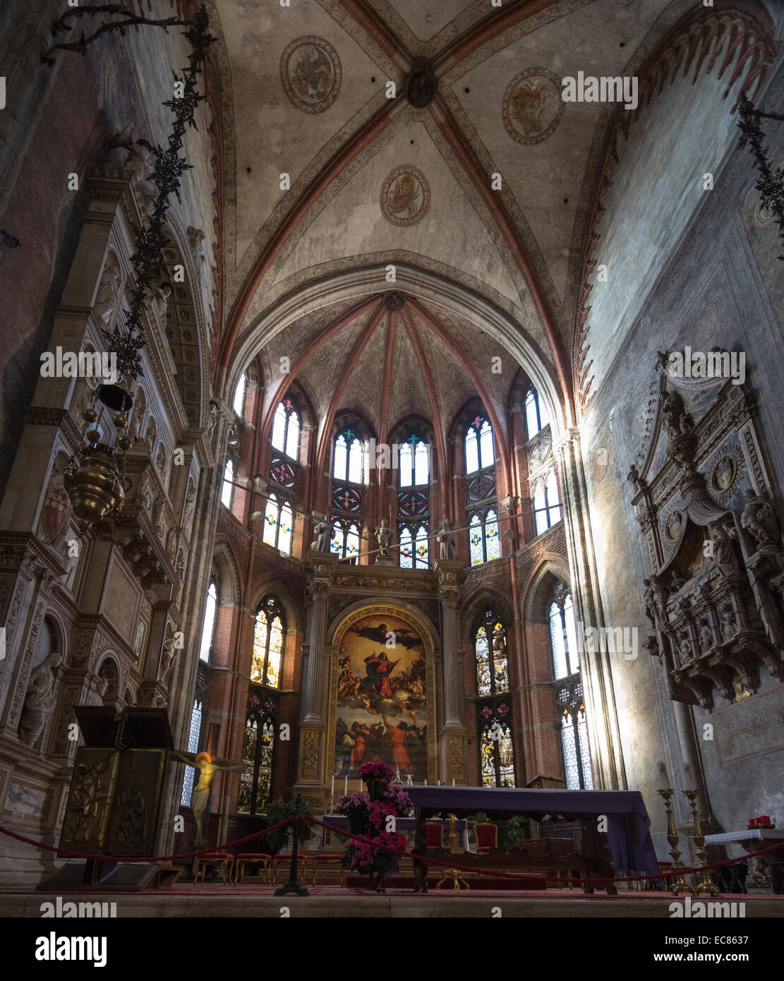 Apsis mit Tizian Malerei, Basilica di Santa Maria Gloriosa dei Frari, Venedig Stockfotografie ...