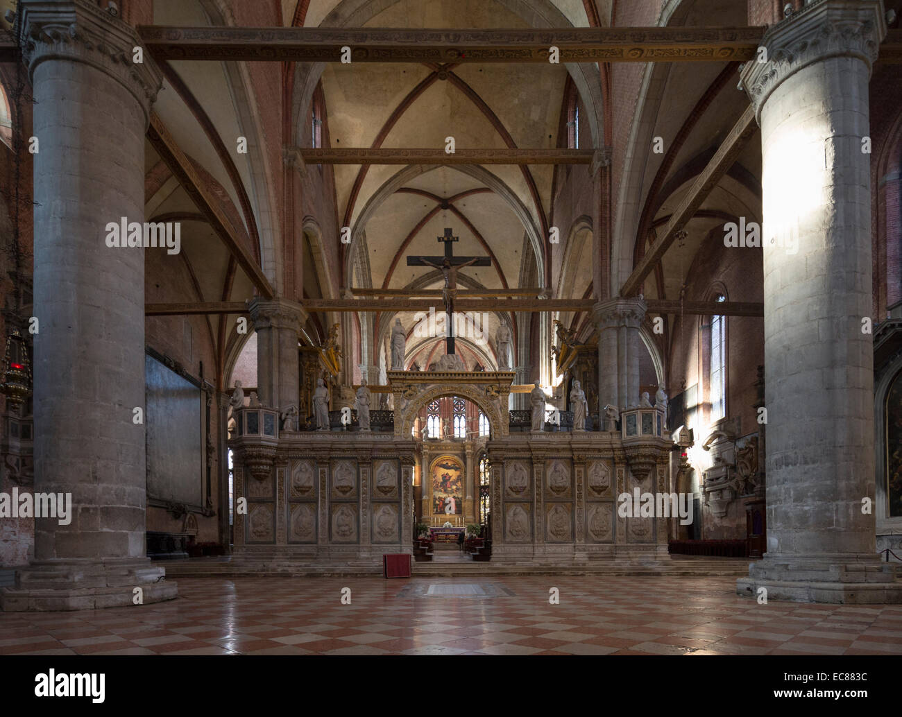 Kirchenschiff, Basilica di Santa Maria Gloriosa dei Frari, Venedig Stockfotografie - Alamy