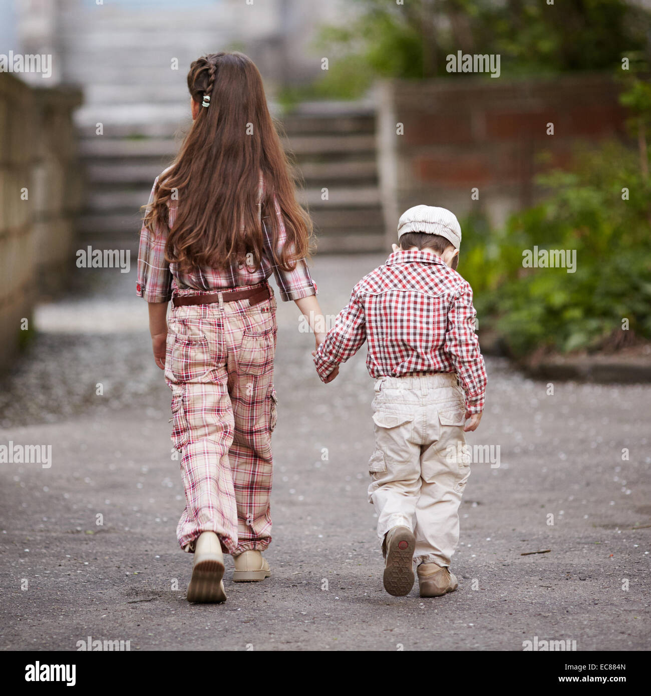 Boy und girl zur schule gehen -Fotos und -Bildmaterial in hoher ...
