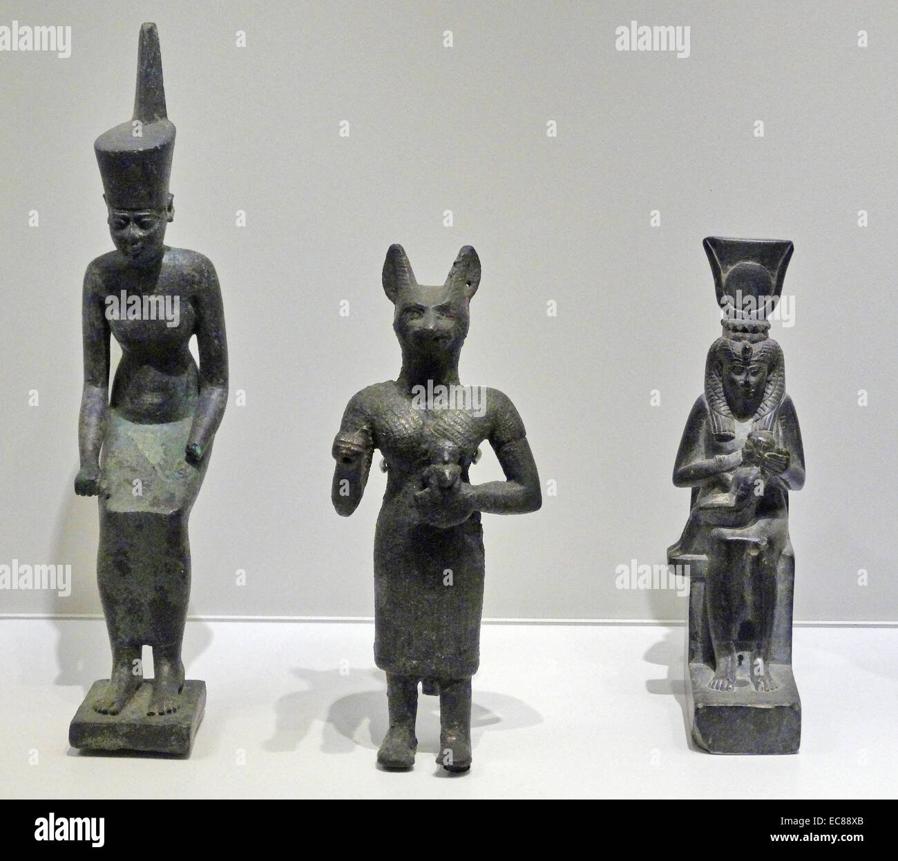Statuetten von Neith, Bastet und Isis. Die Göttin der Jagd und Krieg ...