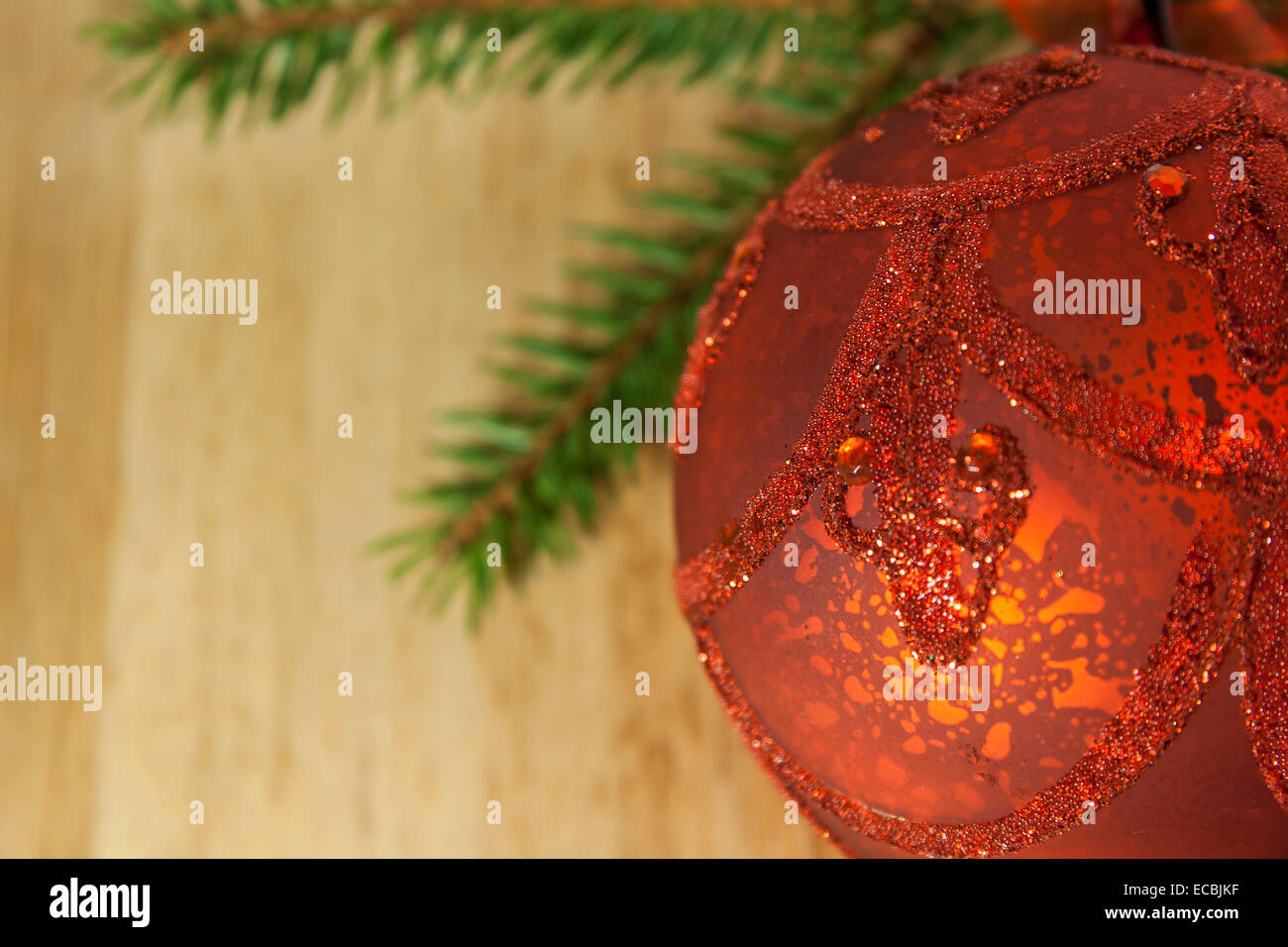 Christbaumkugel rot holz -Fotos und -Bildmaterial in hoher Auflösung ...