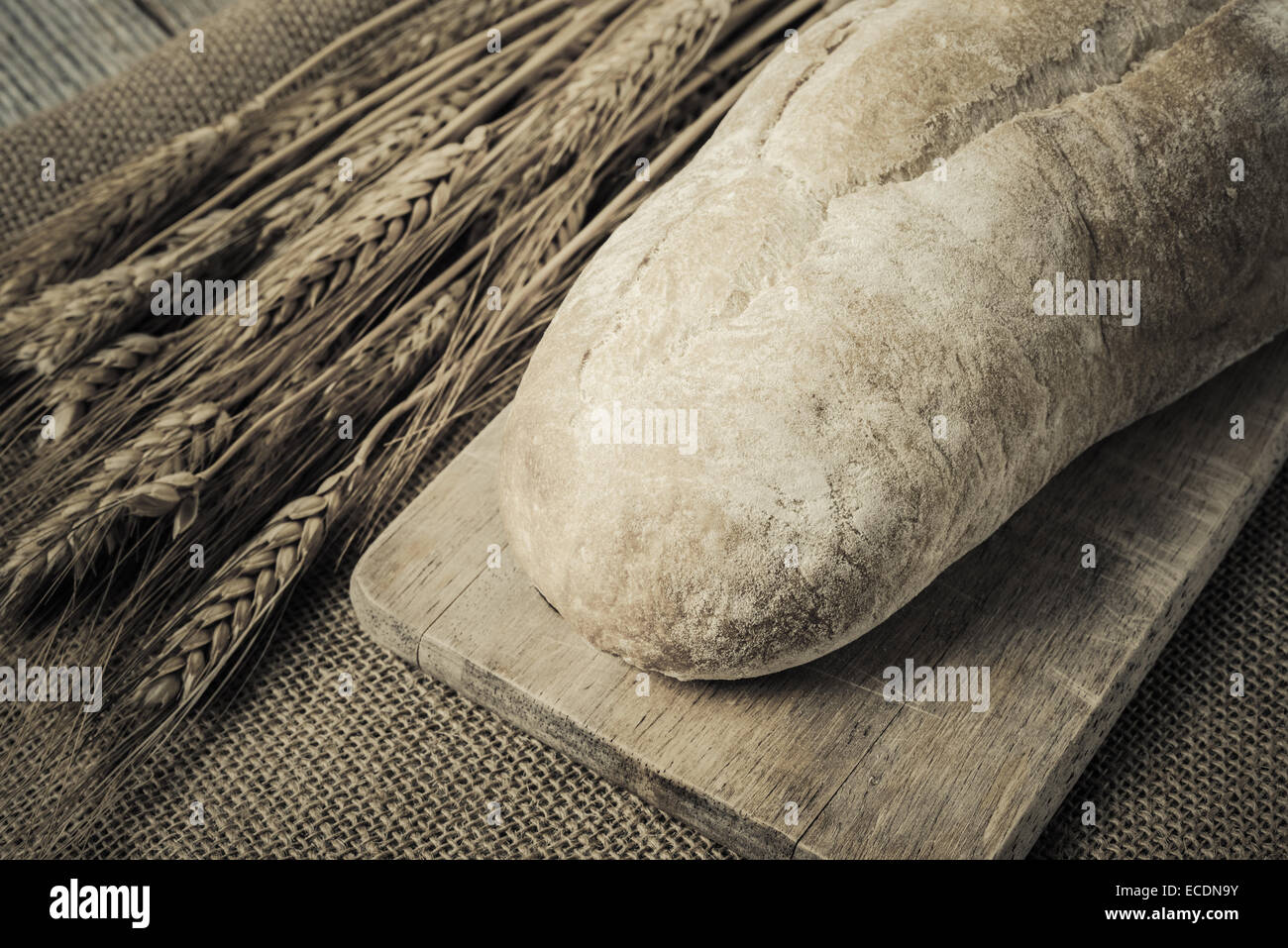 Brot auf Brot mit Weizen auf Sackleinen Hintergrund Stockfotografie - Alamy