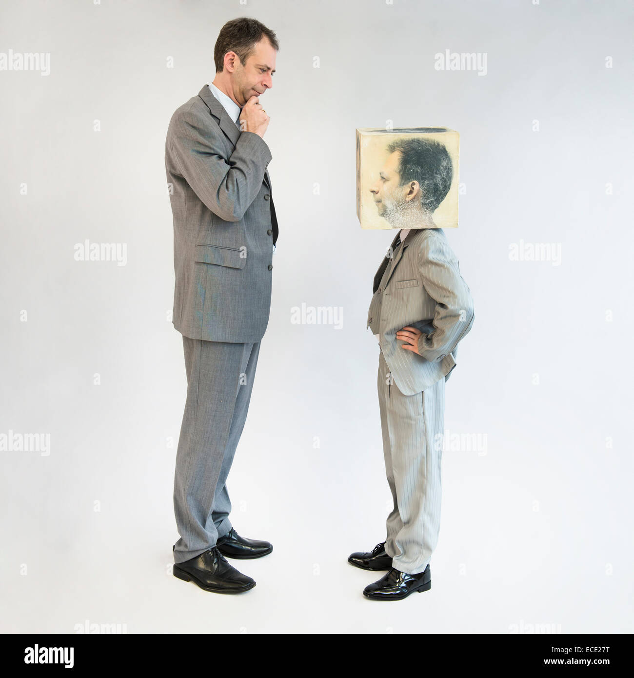 Junge erstaunt -Fotos und -Bildmaterial in hoher Auflösung – Alamy