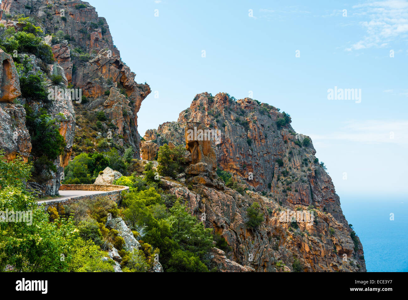 Straße durch bizarre Felsformationen, Calanche von Piana Calanques de ...