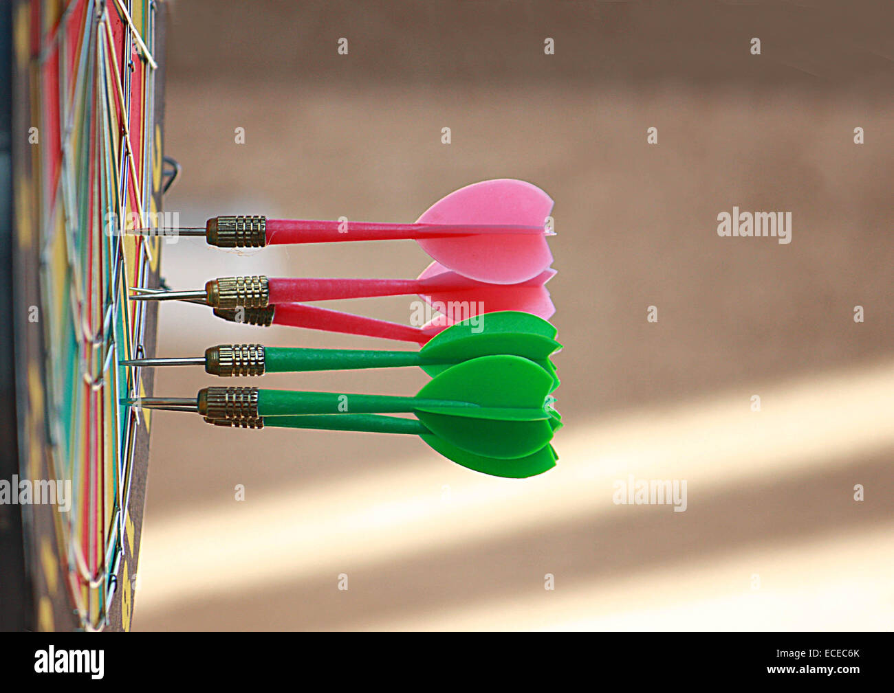 Dartboard darts -Fotos und -Bildmaterial in hoher Auflösung – Alamy