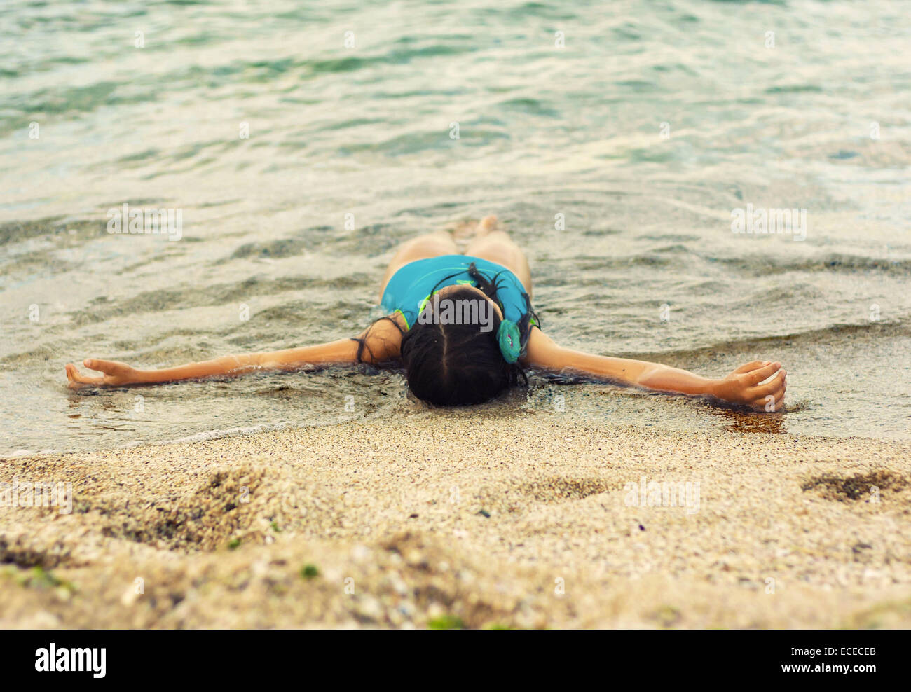 Little Girl Lying On Sand Stockfotos und -bilder Kaufen - Alamy