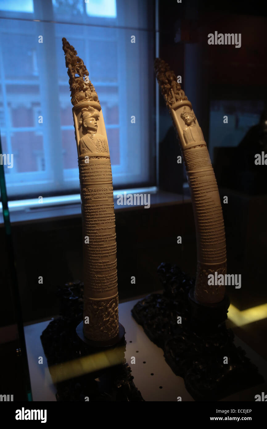 Elfenbein schnitzerei -Fotos und -Bildmaterial in hoher Auflösung – Alamy