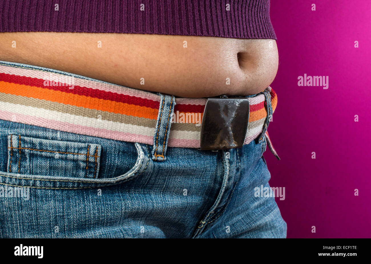 Fett frau bauch -Fotos und -Bildmaterial in hoher Auflösung – Alamy