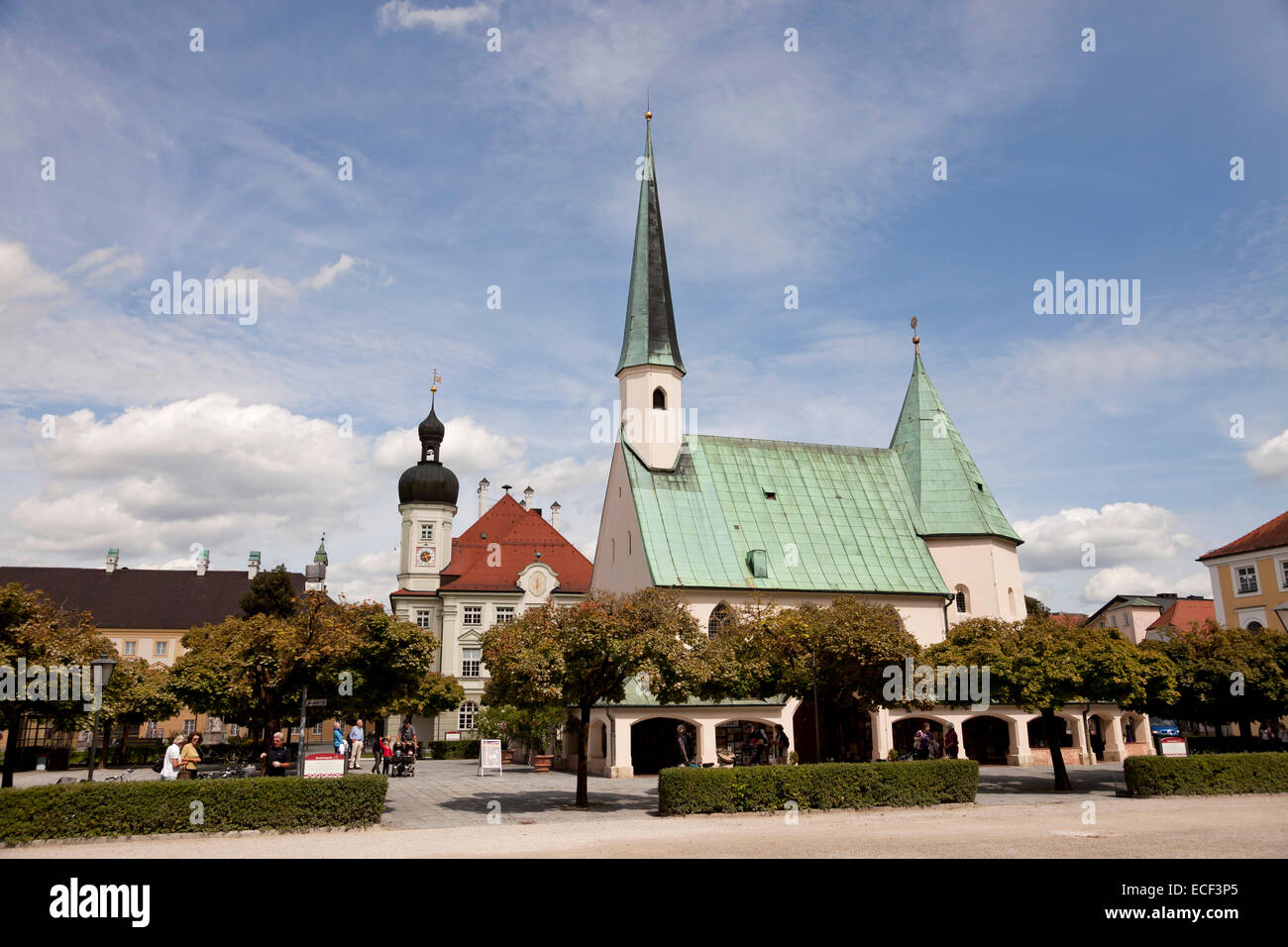 die Gnadenkapelle und Rathaus auf dem Kapellplatz Platz in Altötting ...