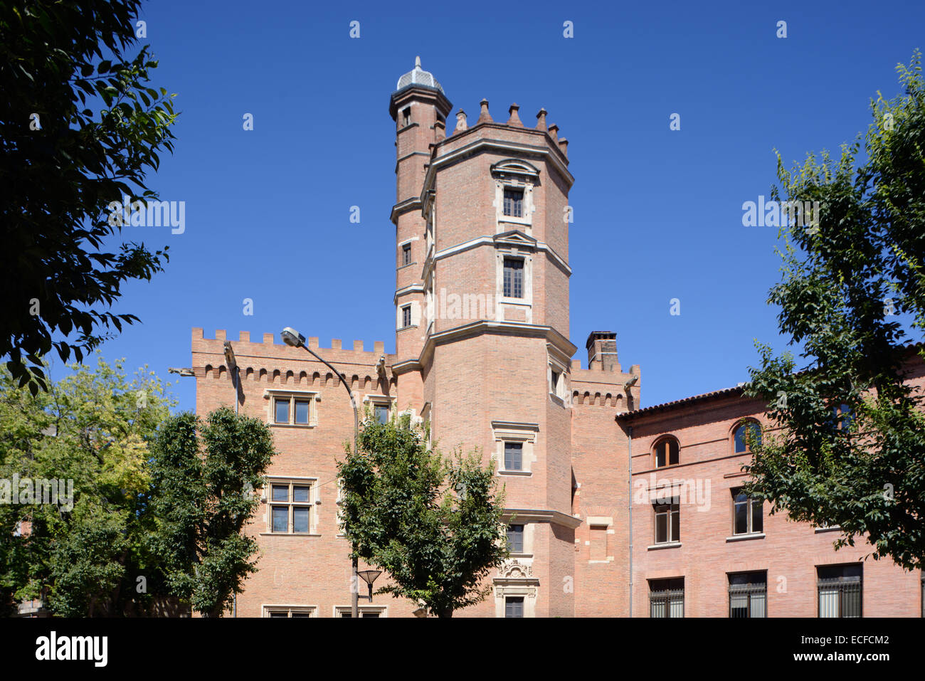 Ein mittelalterliches haus mit einem turm -Fotos und -Bildmaterial in ...