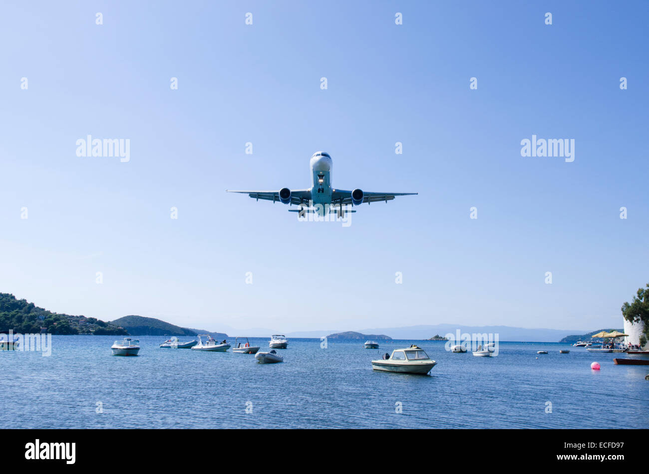 Flugzeug über dem Meer herein, wie es nähert sich der Startbahn in ... Flugzeug über dem Meer herein, wie es nähert sich der Startbahn in ...