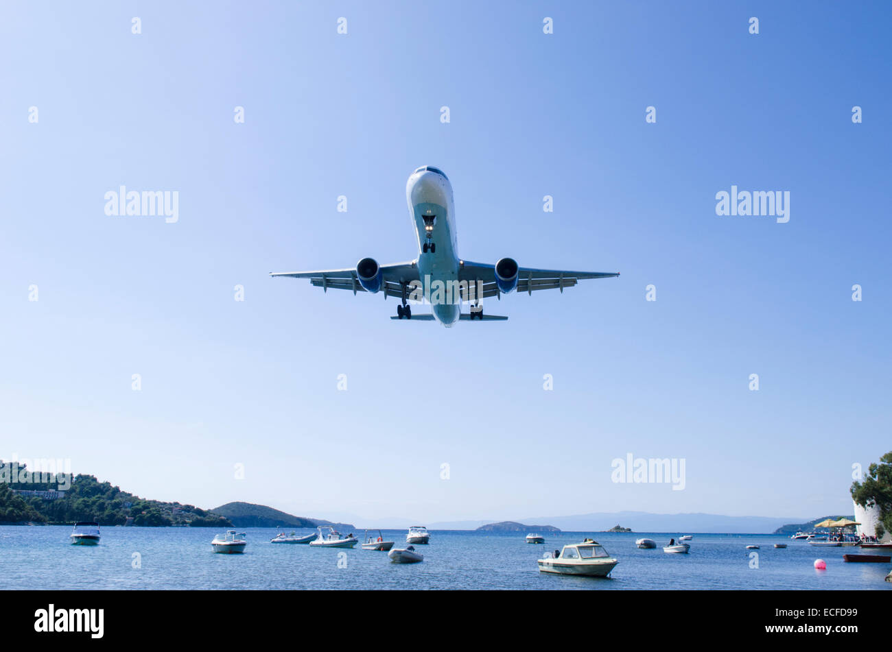 Flugzeug über dem Meer herein, wie es nähert sich der Startbahn in ...