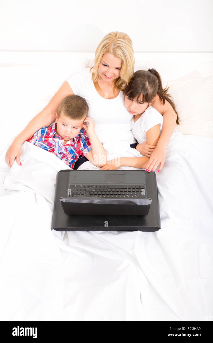 Eine Mutter mit ihrem Sohn und ihrer Tochter einen Laptop-Computer im ...