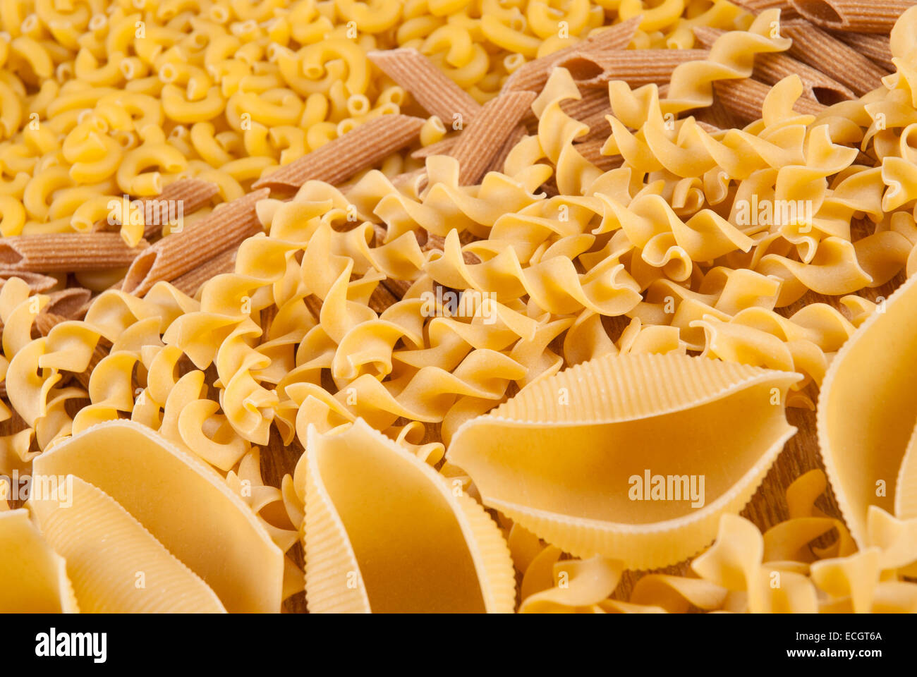 Varieties of dried pasta -Fotos und -Bildmaterial in hoher Auflösung ...