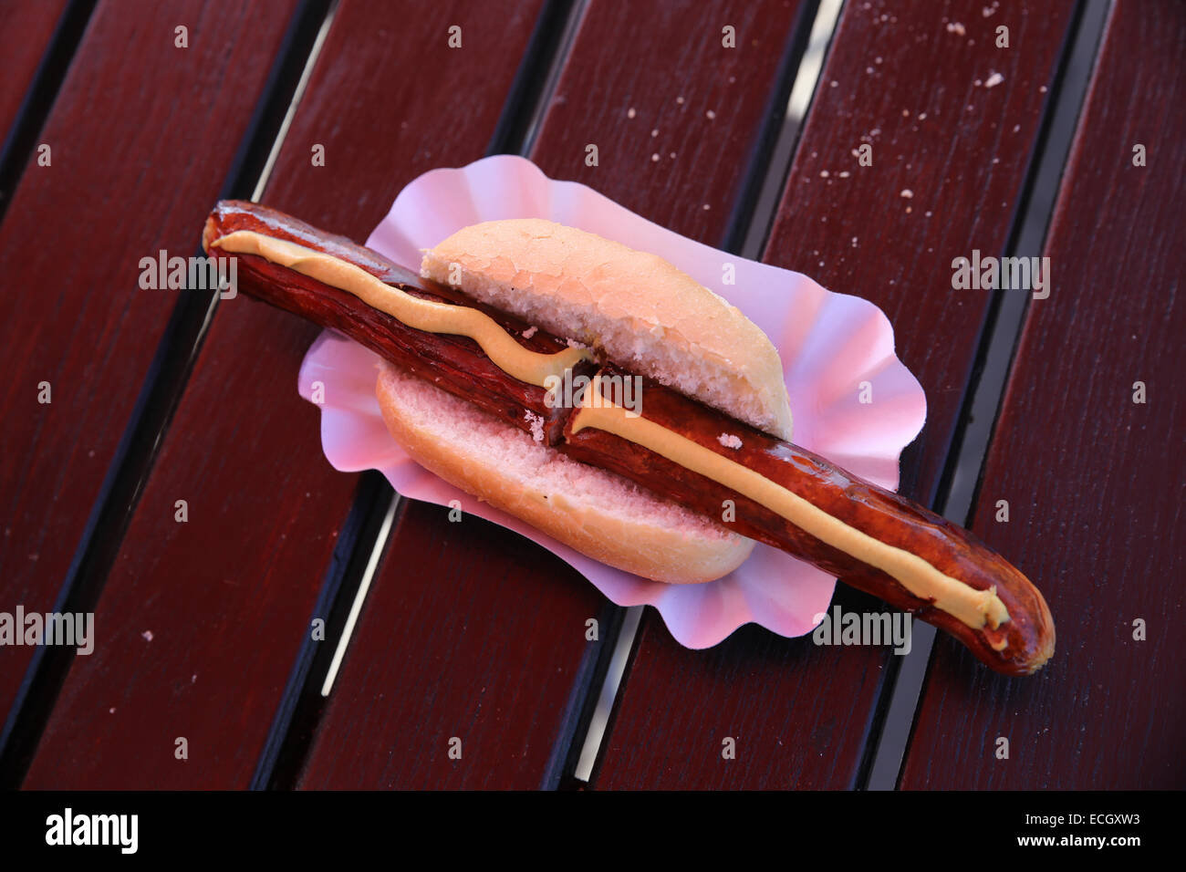 Bratwurst bun -Fotos und -Bildmaterial in hoher Auflösung – Alamy