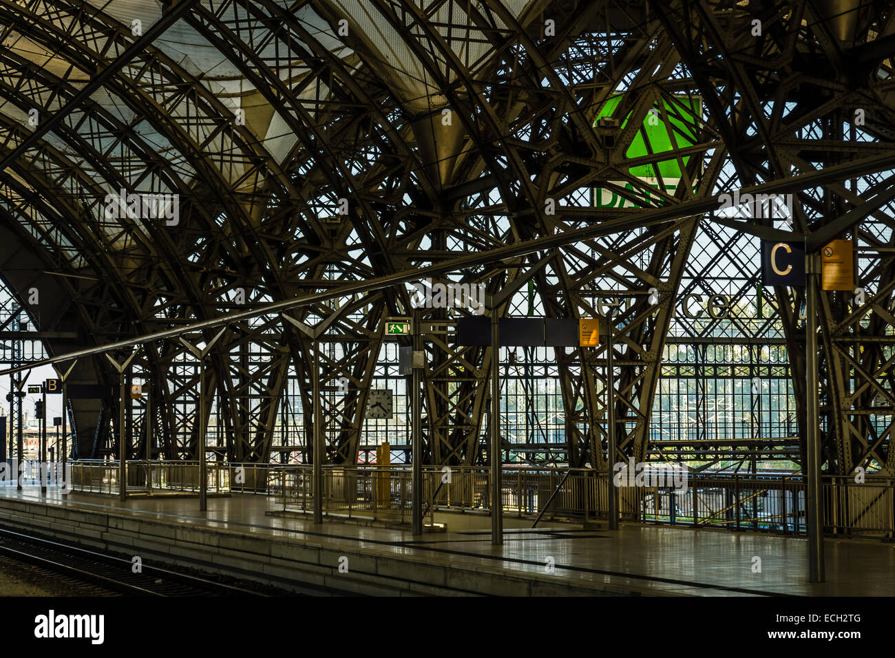Bahnhof dresden -Fotos und -Bildmaterial in hoher Auflösung – Alamy