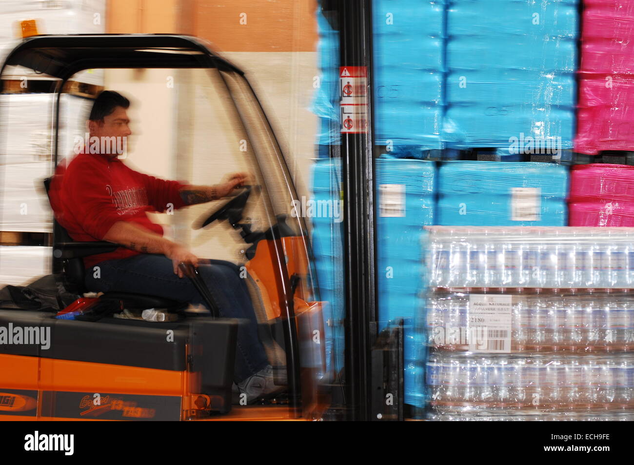 Coca Cola Coca Cola können Lager Kisten aus Regal mit Gabelstapler ...