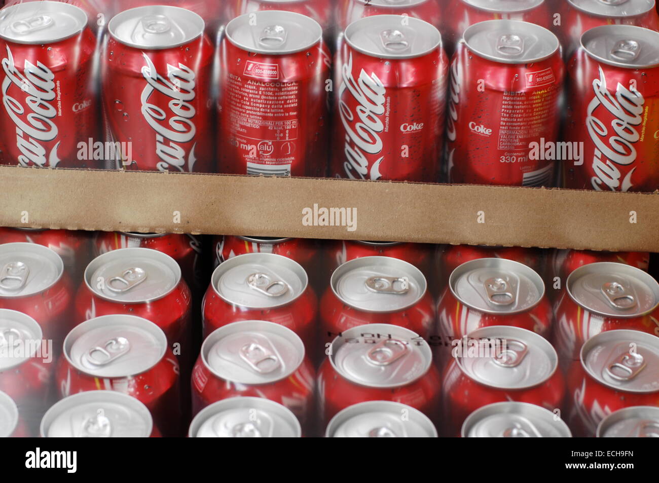 Coca Cola Coca Cola können Lager Kisten aus Regal mit Gabelstapler ...