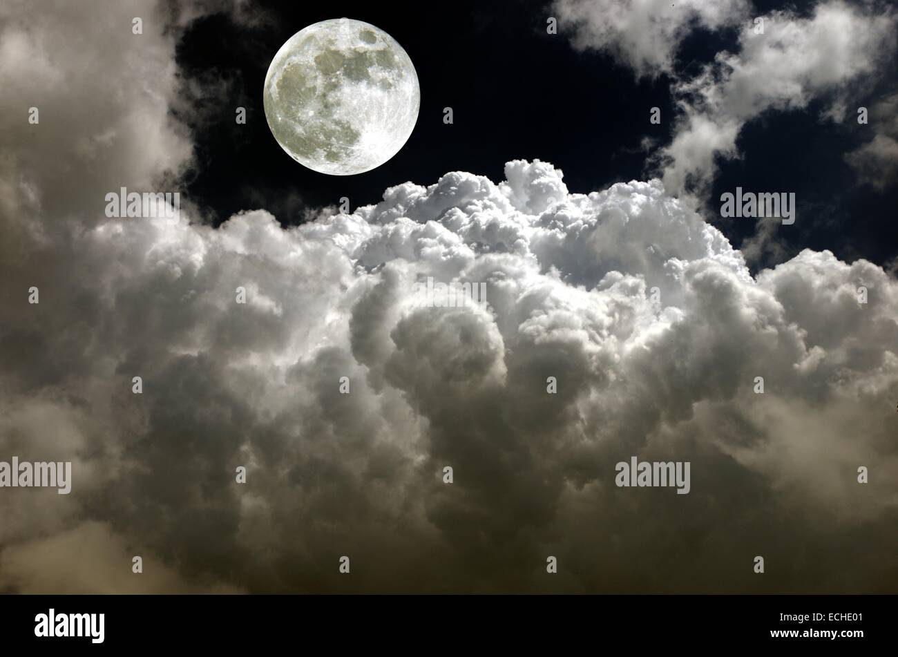 Sternenhimmel mit mond und wolken -Fotos und -Bildmaterial in hoher ...