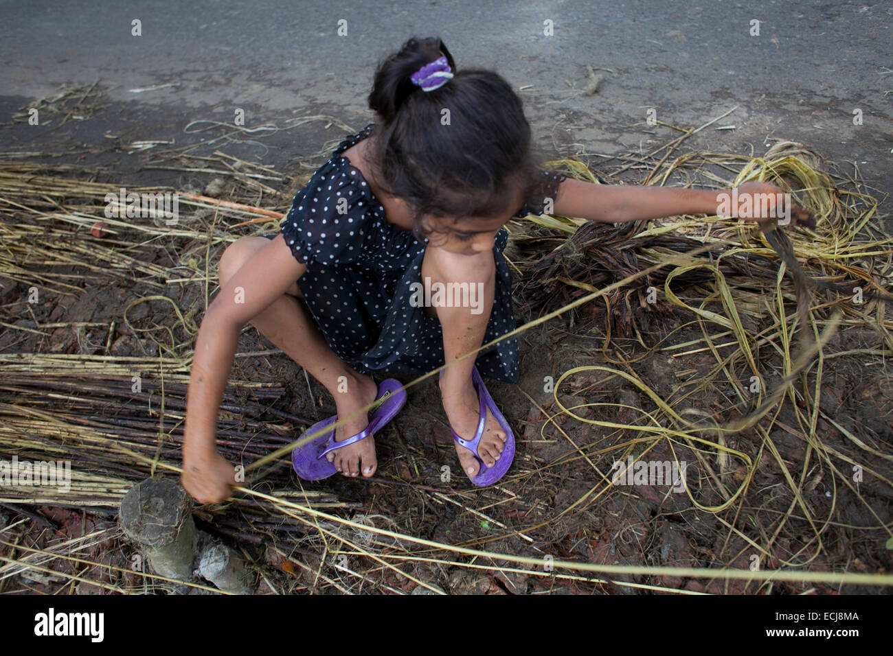 Kinderarbeit bangladesch säcke -Fotos und -Bildmaterial in hoher ...