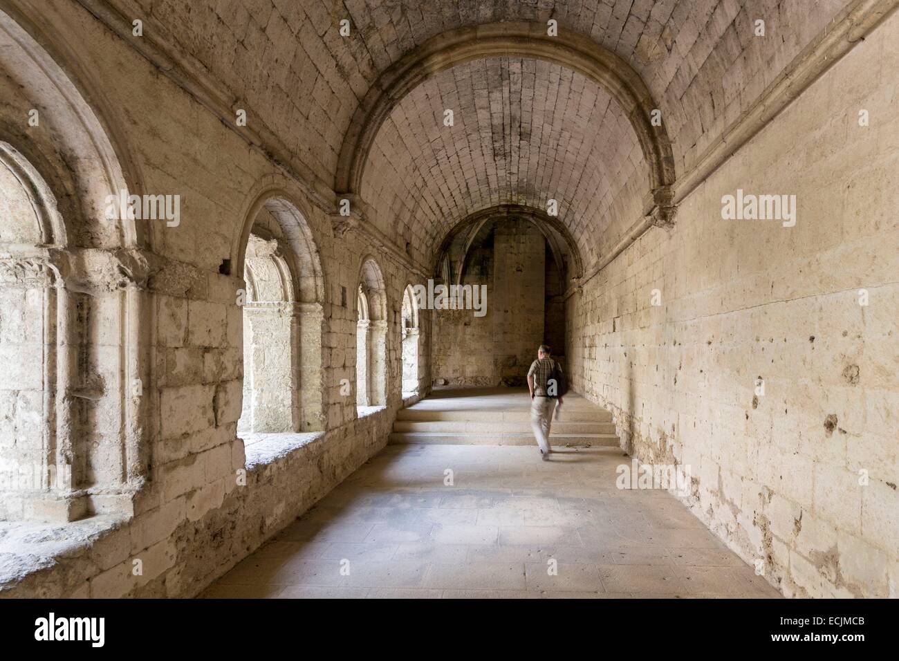 Die Zisterzienser-Abtei von Silvacane, Galerie des Klosters mit einem ...