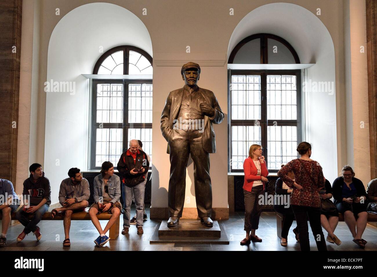Statue of lenin east germany -Fotos und -Bildmaterial in hoher ...