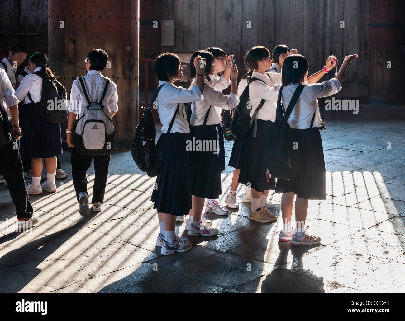 Japanische Schulmädchen Fotos Und Bildmaterial In Hoher Auflösung Alamy