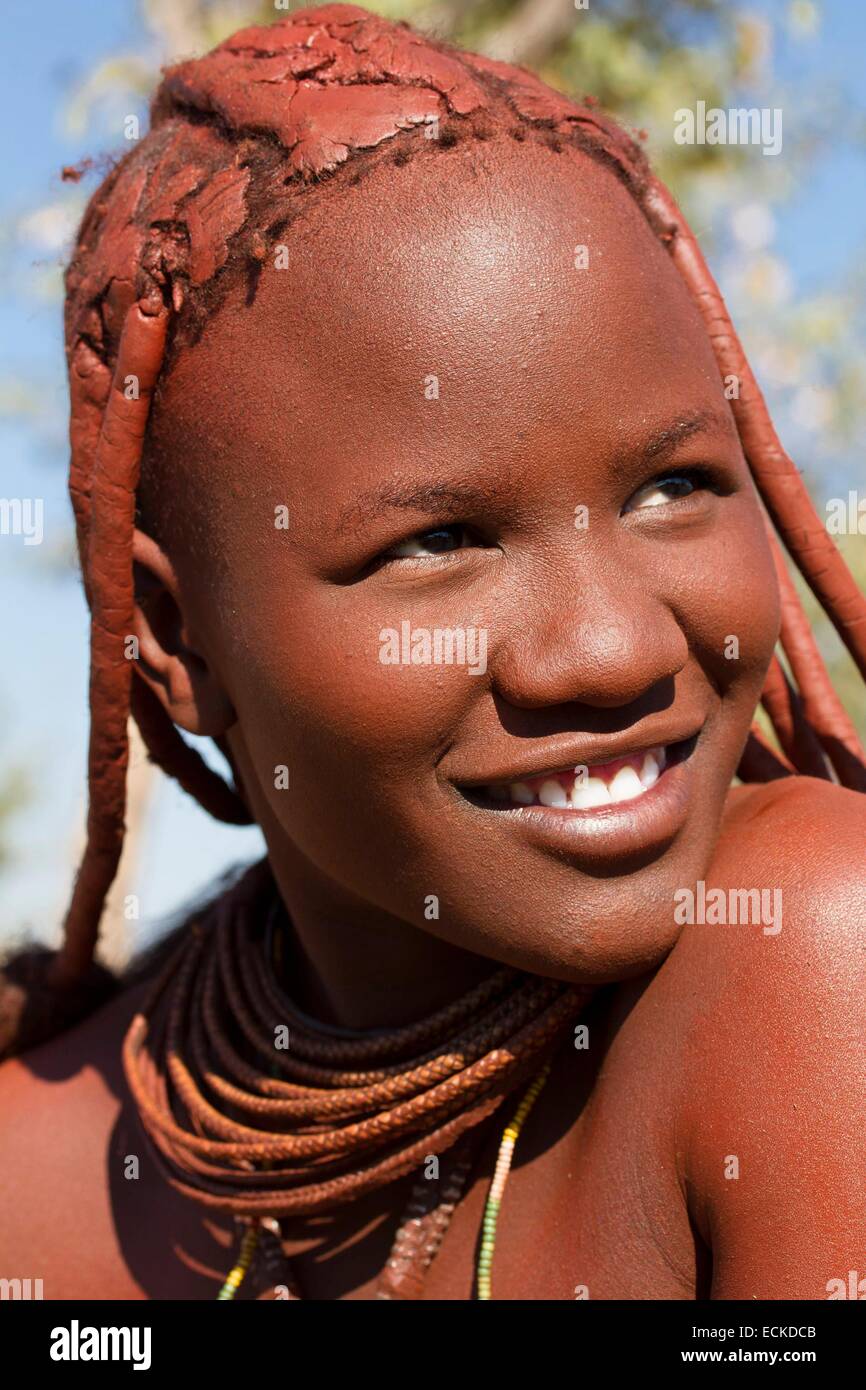 Junge himba frauen -Fotos und -Bildmaterial in hoher Auflösung – Alamy