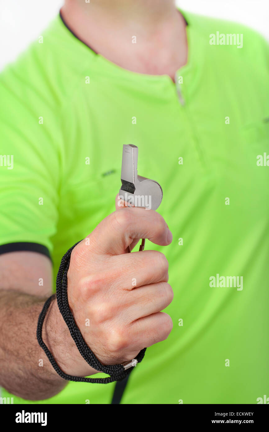 Der Schiedsrichter zeigt seine Pfeife in der Hand Stockfotografie - Alamy