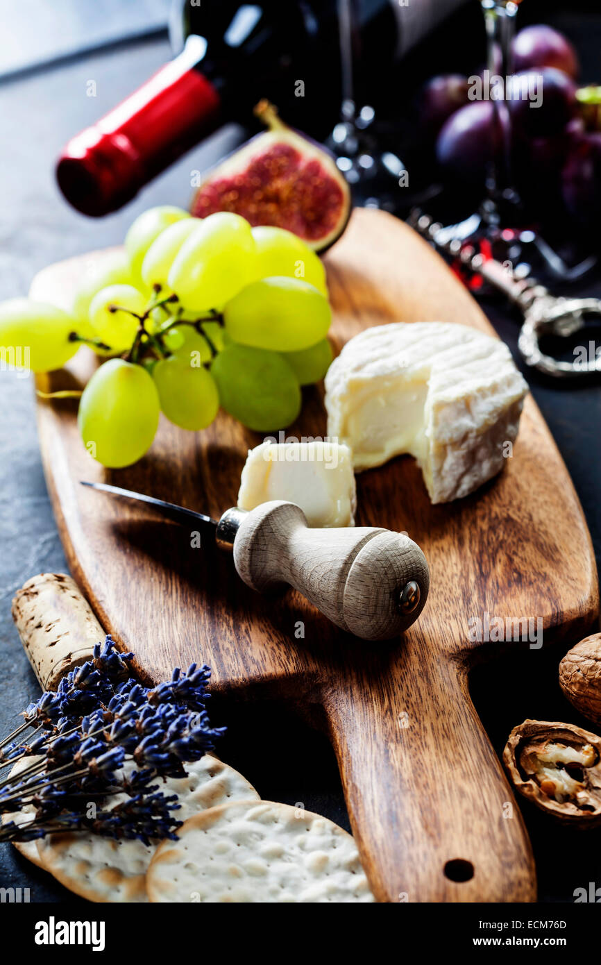Essen-Hintergrund mit Wein, Käse und Trauben Stockfotografie - Alamy
