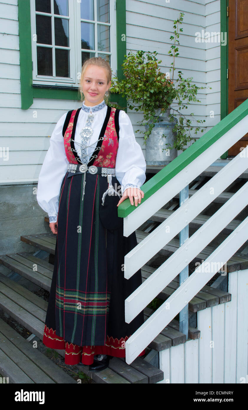 Traditional dress norway -Fotos und -Bildmaterial in hoher Auflösung ...