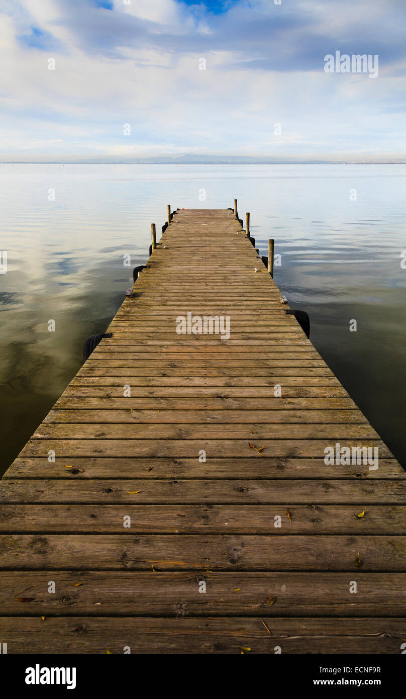 Holzsteg aus holz -Fotos und -Bildmaterial in hoher Auflösung – Alamy