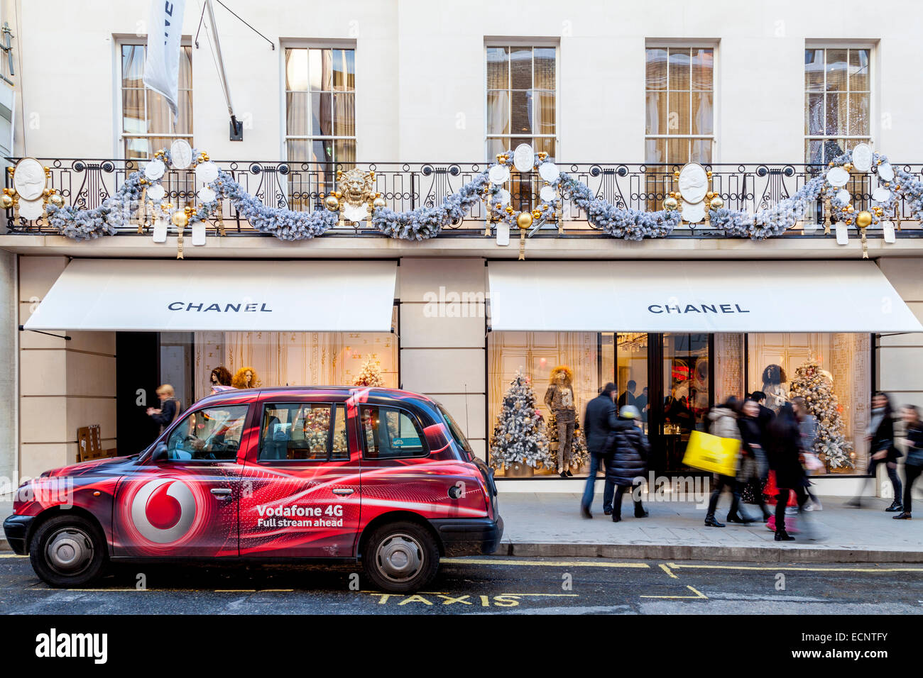Chanel Shop London Stockfotos & Chanel Shop London Bilder - Alamy