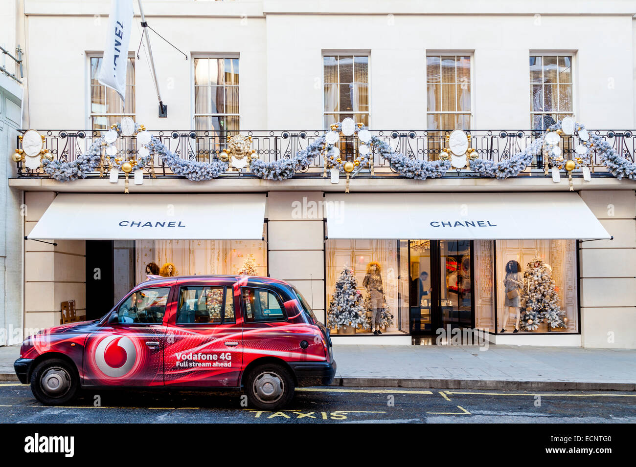 Chanel Shop London Stockfotos & Chanel Shop London Bilder - Alamy