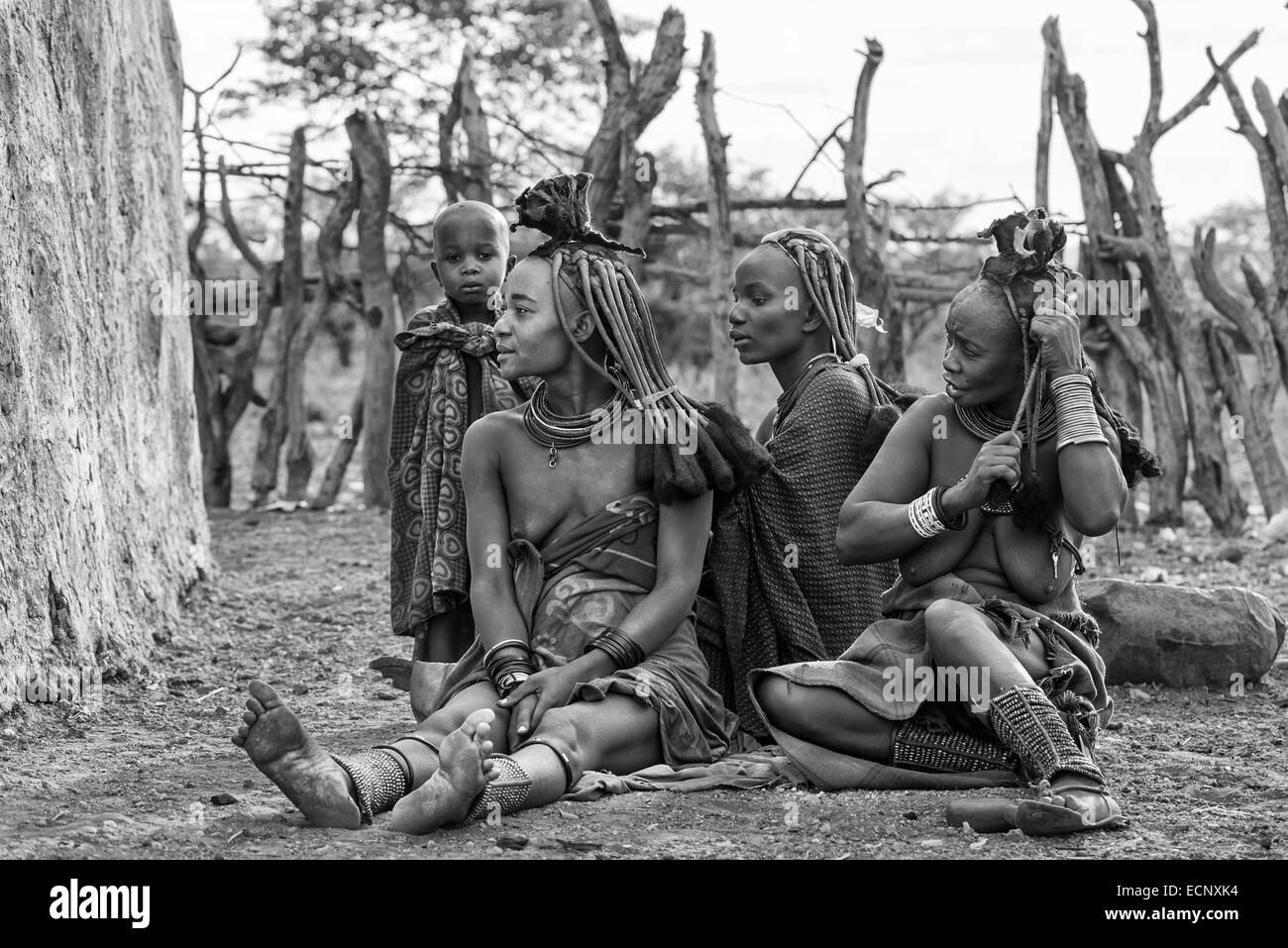 Namibia himba tribe Schwarzweiß-Stockfotos und -bilder - Alamy
