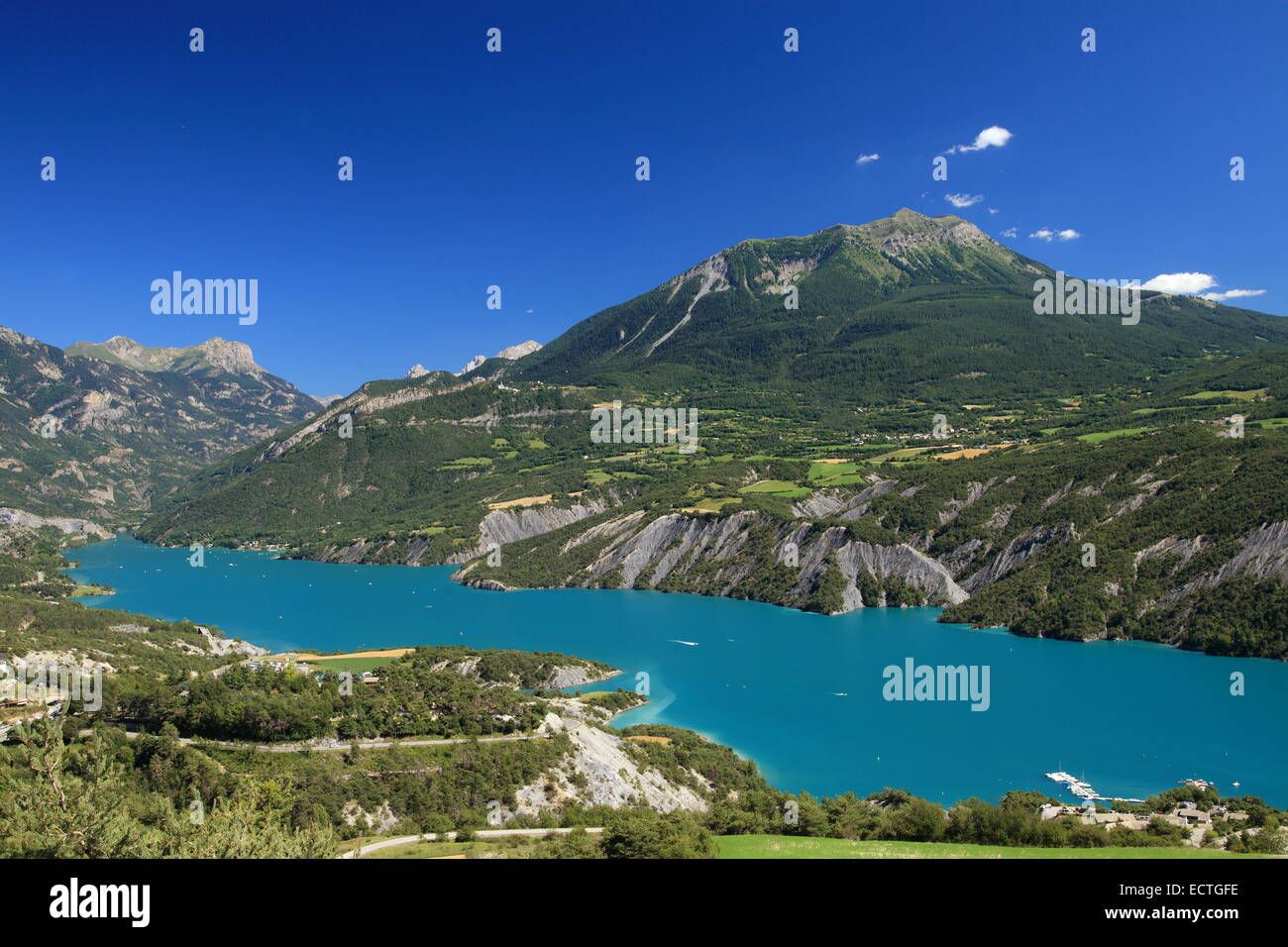 Den See von Serre Ponçon ist der größte künstliche See in Frankreich ...