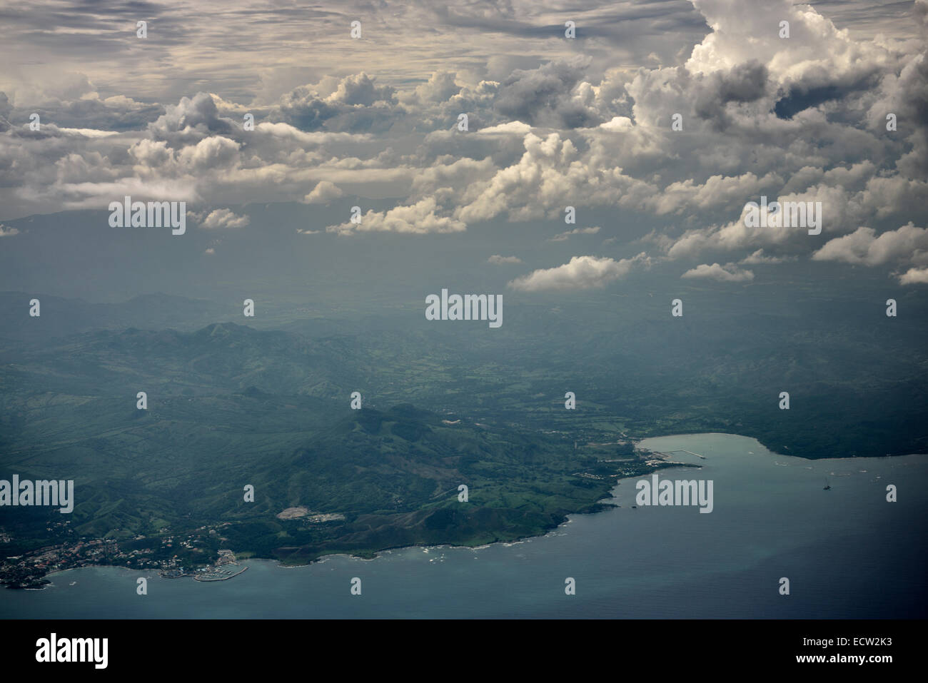 Luftaufnahme der Wolken über Nordküste der Dominikanischen Republik mit ...