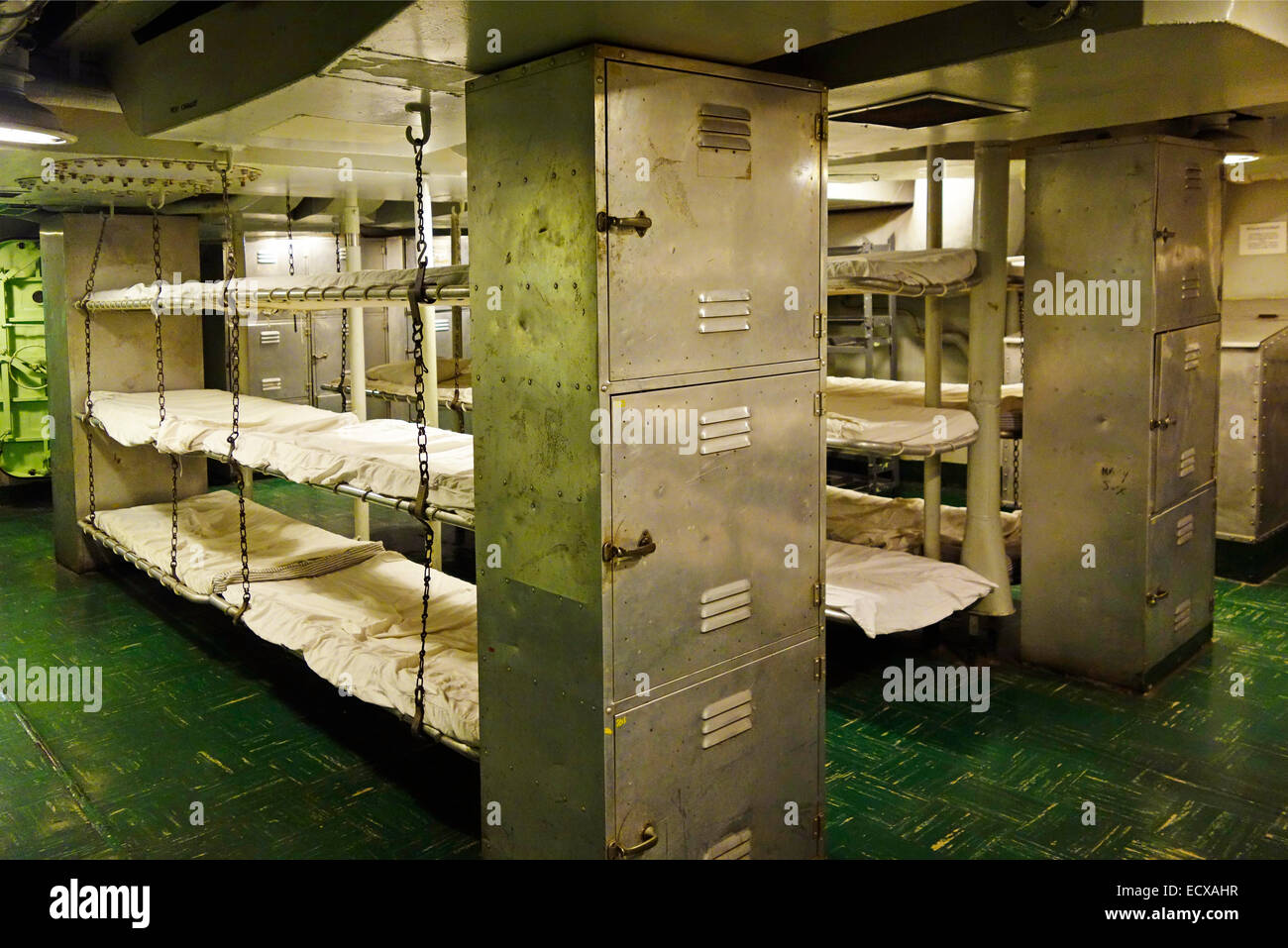 Navy ship bunk beds -Fotos und -Bildmaterial in hoher Auflösung – Alamy