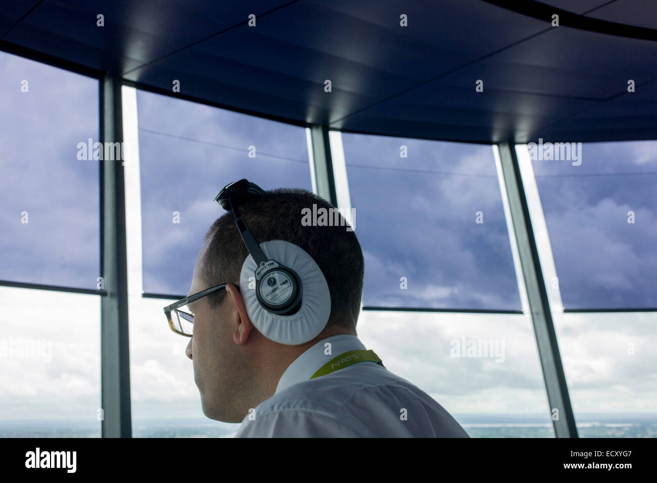 NATS Heathrow Fluglotse im Kontrollturm am Flughafen Heathrow, London ...