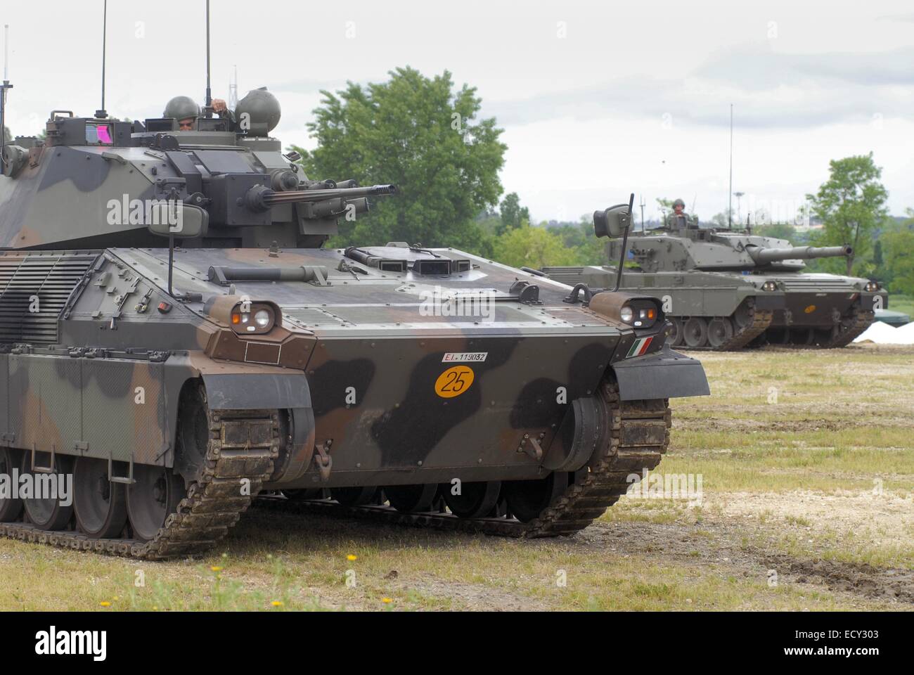 Armoured fighting vehicle -Fotos und -Bildmaterial in hoher Auflösung ...