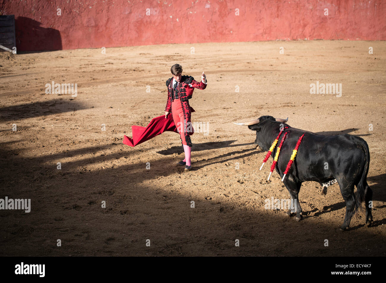 Rotes tuch stierkampf -Fotos und -Bildmaterial in hoher Auflösung – Alamy