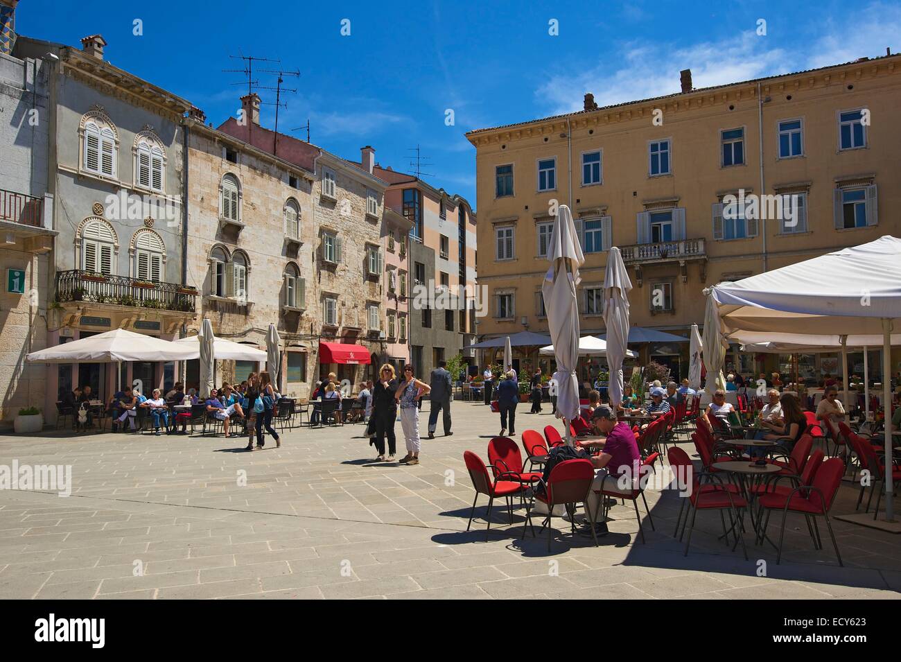 Quadratisch, alte Stadt Pula, Istrien, Kroatien Stockfotografie - Alamy