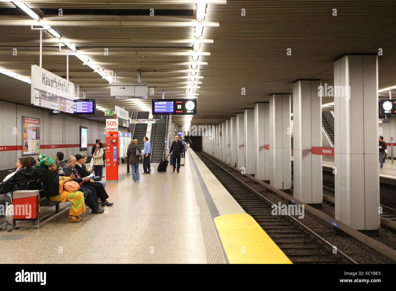 München Hauptbahnhof Bahnhof u-Bahn Metro Leute warten Stockfotografie ...