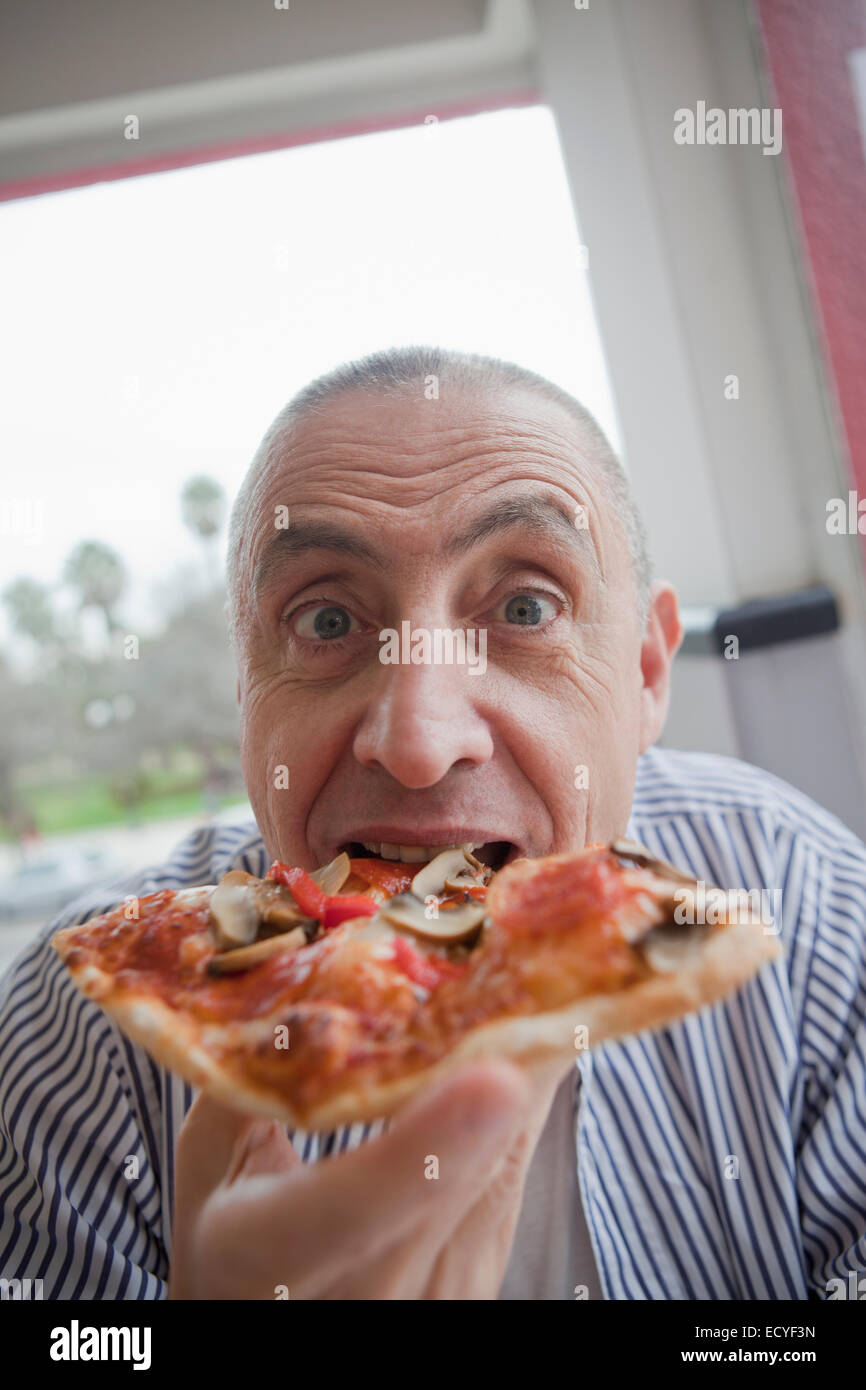 älterer mann isst -Fotos und -Bildmaterial in hoher Auflösung – Alamy